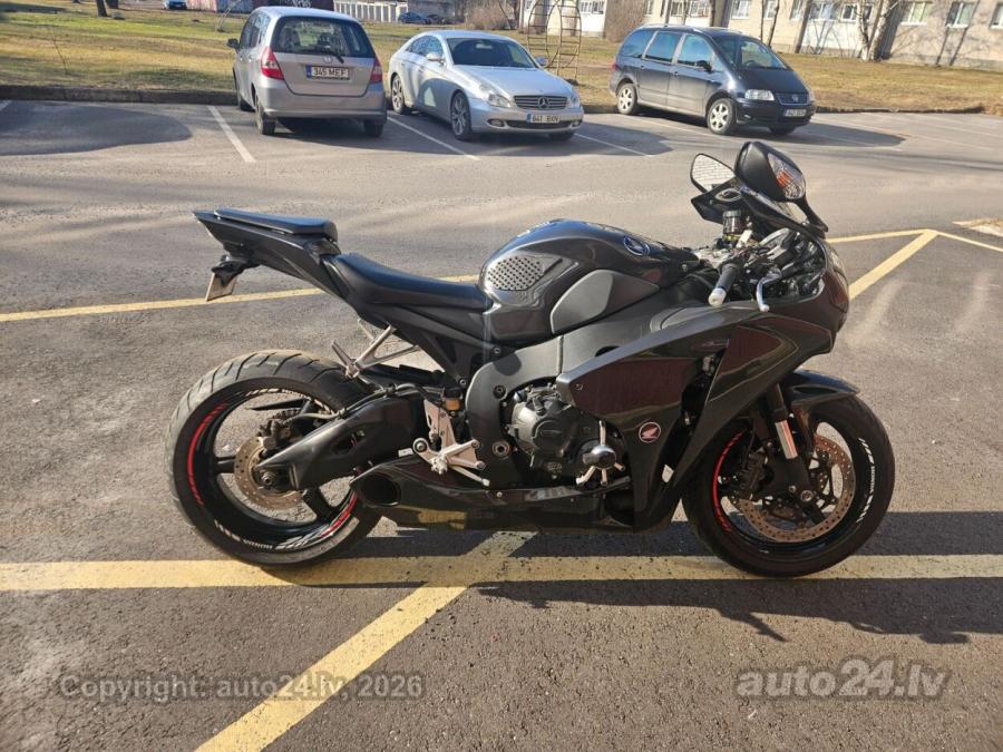 Honda CBR 1000RR 2010 in Narva, with an engine capacity of 1.00 L and mileage of 56 thousand km for 5500 €, photo 5 on AUTOMOTO.COM.LV