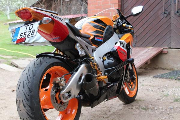 Honda CBR 1000RR 2010 Valmiera, ar dzinēja tilpumu 1.00 L un nobraukumu 0 tūkst. km par 6000 €, foto 5 vietnē AUTOMOTO.COM.LV