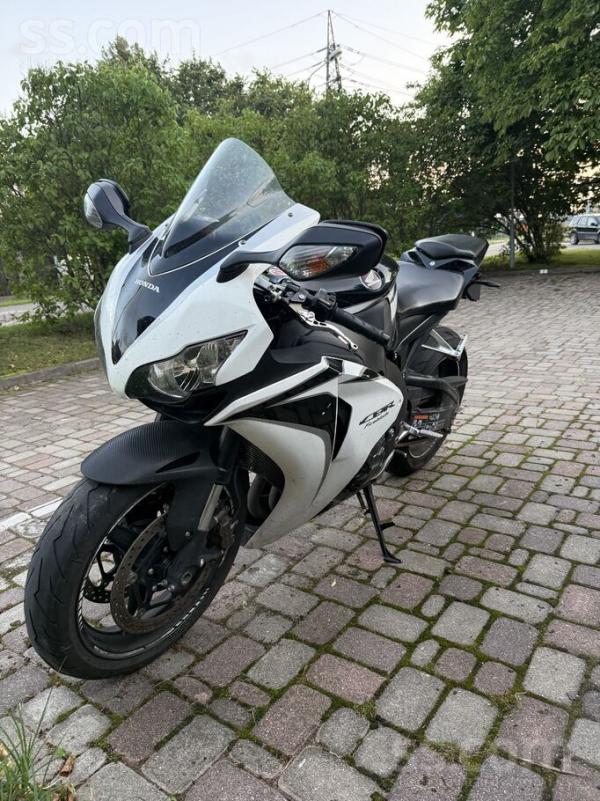 Honda CBR 1000RR 2011 in Riga, with an engine capacity of 1.00 L and mileage of 0 thousand km for 6000 €, photo 1 on AUTOMOTO.COM.LV