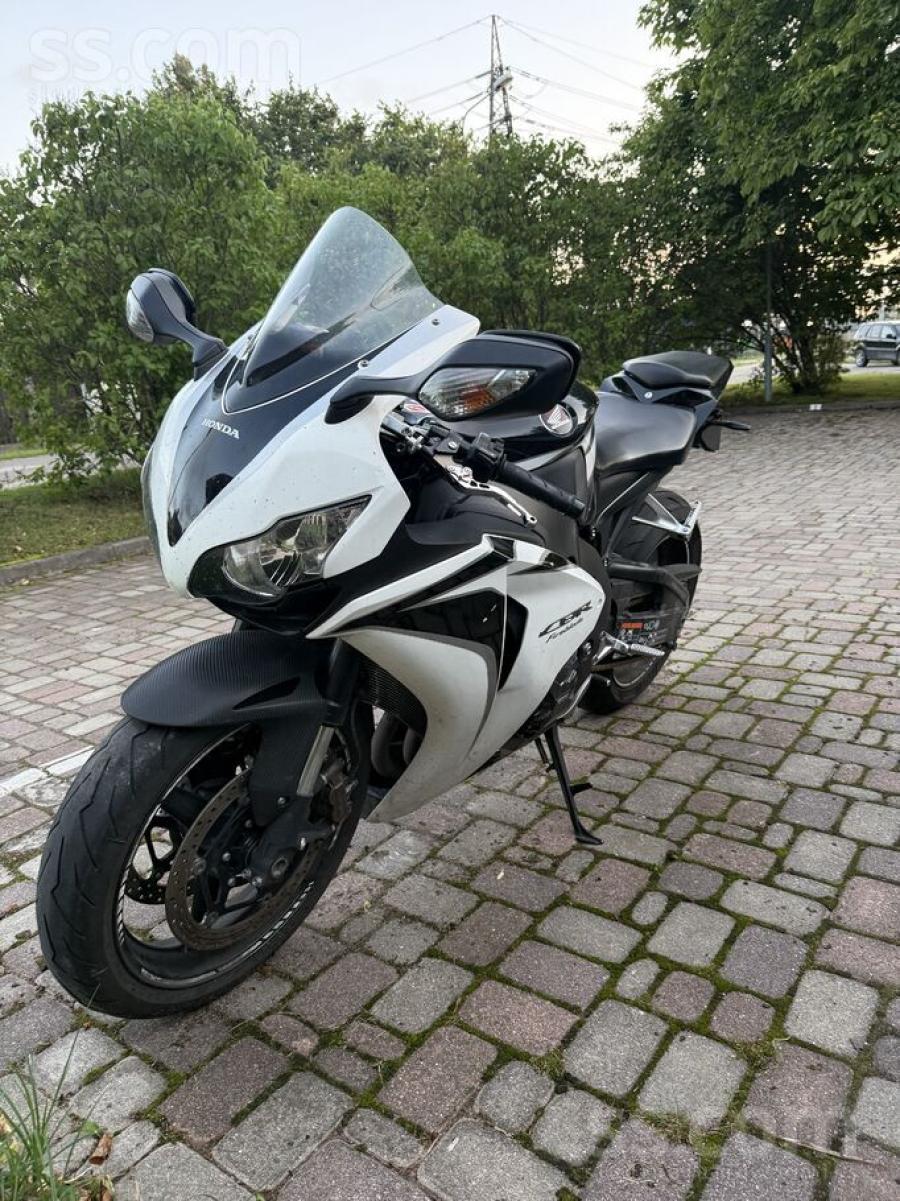 Honda CBR 1000RR 2011 in Riga, with an engine capacity of 1.00 L and mileage of 0 thousand km for 6000 €, photo 1 on AUTOMOTO.COM.LV