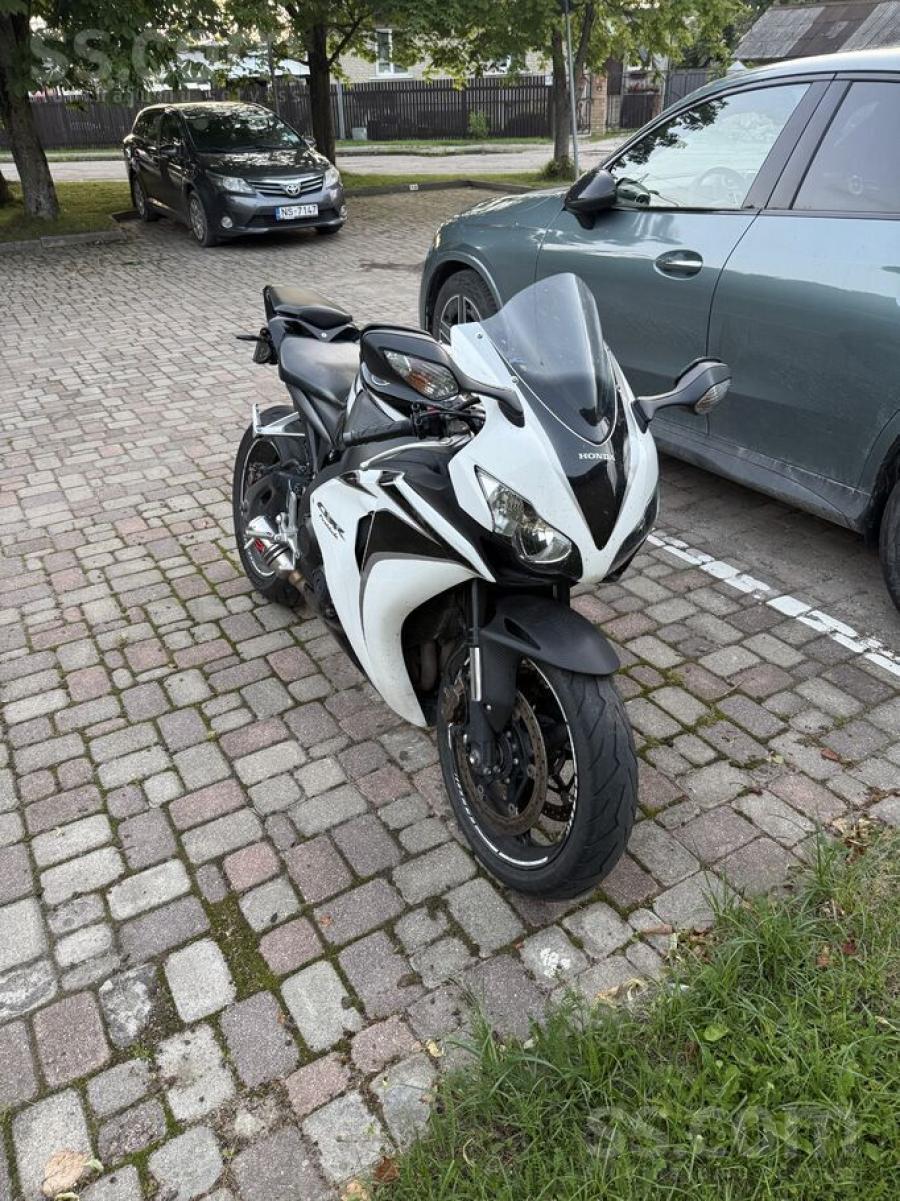 Honda CBR 1000RR 2011 in Riga, with an engine capacity of 1.00 L and mileage of 0 thousand km for 6000 €, photo 3 on AUTOMOTO.COM.LV