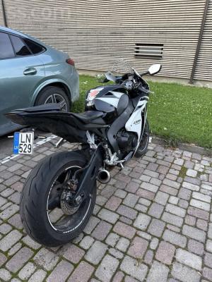 Honda CBR 1000RR 2011 in Riga, with an engine capacity of 1.00 L and mileage of 0 thousand km for 6000 €, photo 4 on AUTOMOTO.COM.LV