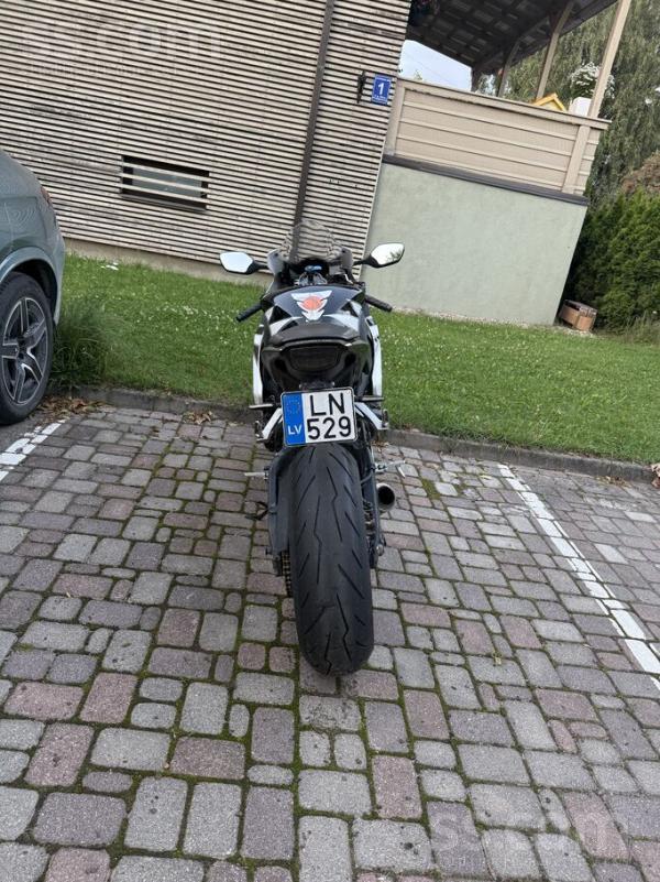 Honda CBR 1000RR 2011 in Riga, with an engine capacity of 1.00 L and mileage of 0 thousand km for 6000 €, photo 4 on AUTOMOTO.COM.LV