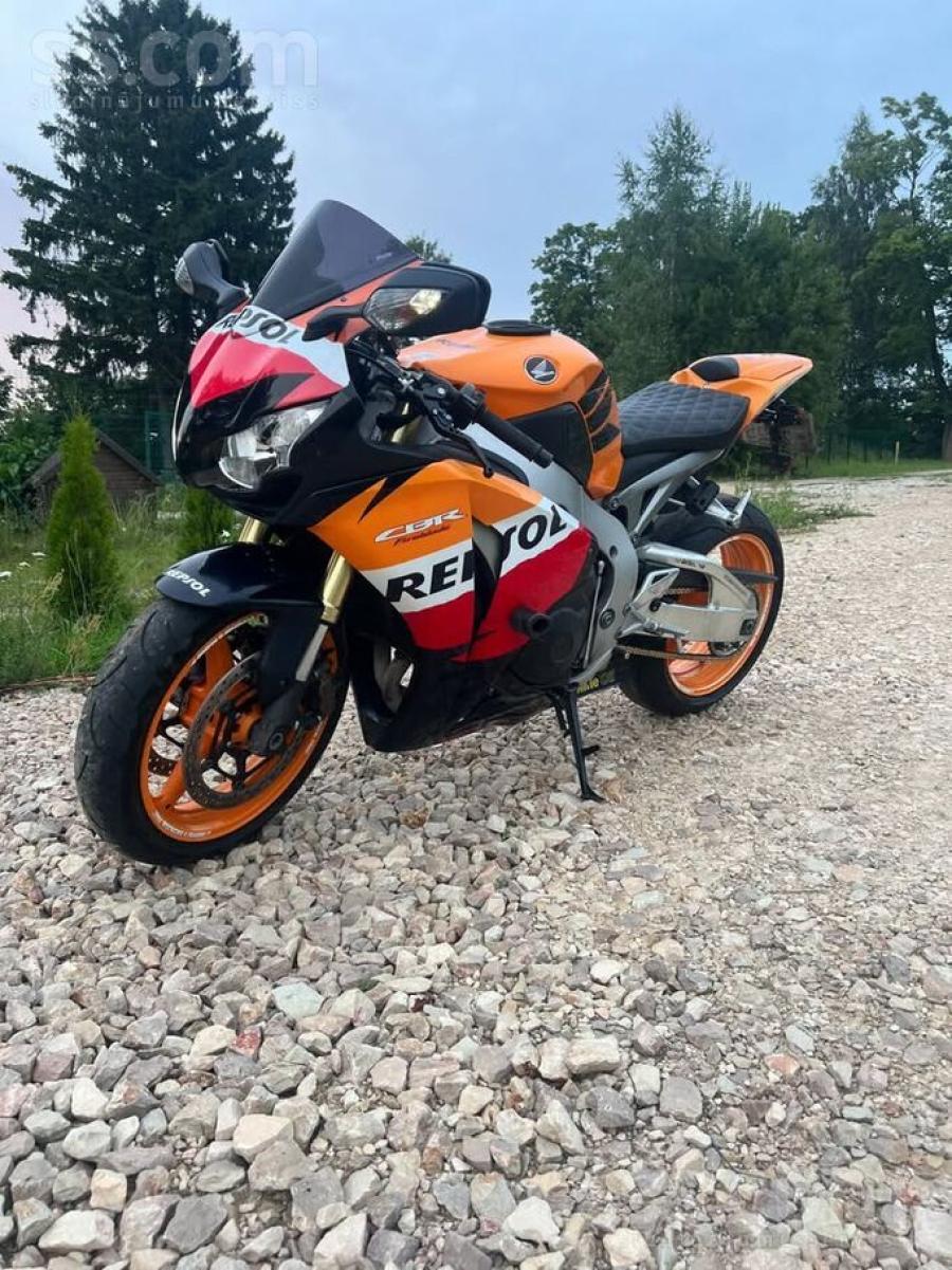 Honda CBR 1000RR 2012 in Riga, with an engine capacity of 1.00 L and mileage of 0 thousand km for 5500 €, photo 1 on AUTOMOTO.COM.LV
