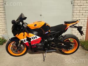 Honda CBR 1000RR 2014 Rīga, ar dzinēja tilpumu 1.00 L un nobraukumu 0 tūkst. km par 3500 €, foto 3 vietnē AUTOMOTO.COM.LV