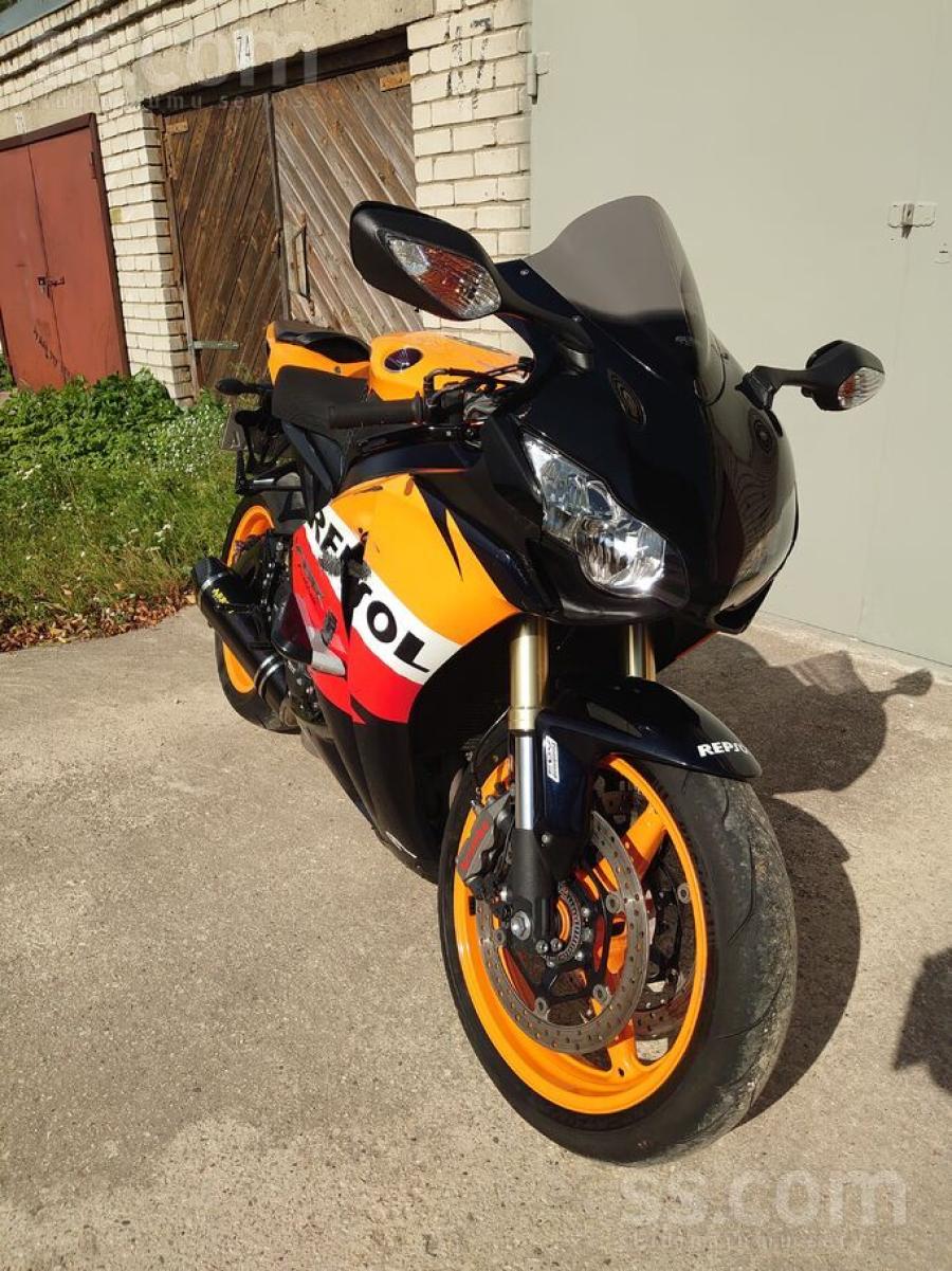 Honda CBR 1000RR 2014 Rīga, ar dzinēja tilpumu 1.00 L un nobraukumu 0 tūkst. km par 3500 €, foto 4 vietnē AUTOMOTO.COM.LV