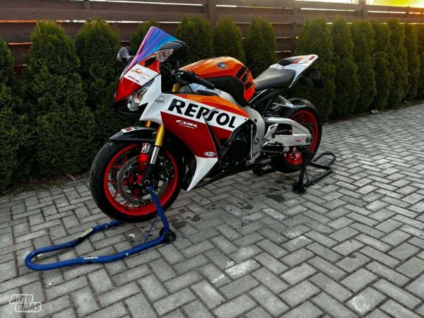 Хонда CBR 1000RR 2015 в Вильнюс, объемом двигателя 1.00 л и пробегом 33 тыс. км за 7800 €, фото 1 на AUTOMOTO.COM.LV