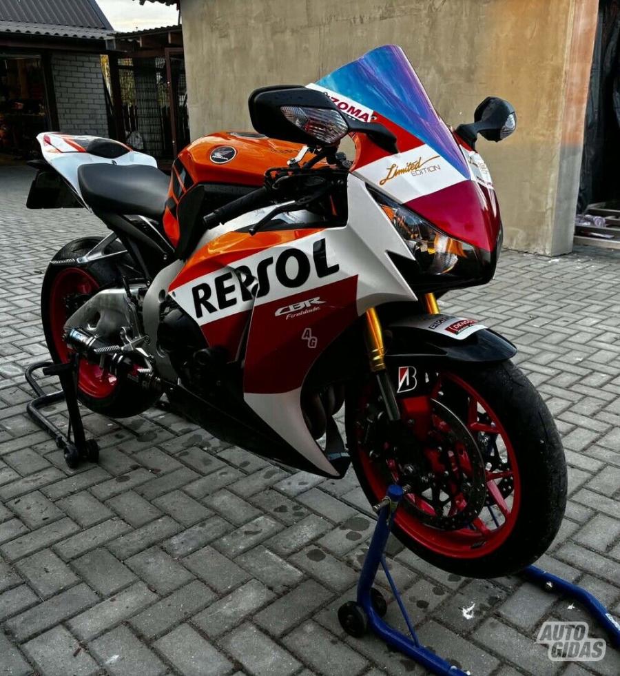 Honda CBR 1000RR 2015 Viļņa, ar dzinēja tilpumu 1.00 L un nobraukumu 33 tūkst. km par 7800 €, foto 3 vietnē AUTOMOTO.COM.LV
