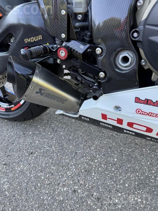 Honda CBR 1000RR 2018 in Riga, with an engine capacity of 1.00 L and mileage of 0 thousand km for 14200 €, photo 9 on AUTOMOTO.COM.LV