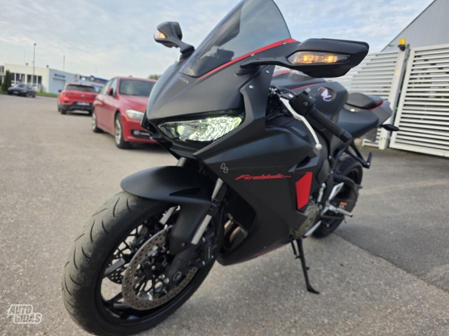 Honda CBR 1000RR 2019 Kauņa, ar dzinēja tilpumu 0.00 L un nobraukumu 0 tūkst. km par 10500 €, foto 7 vietnē AUTOMOTO.COM.LV