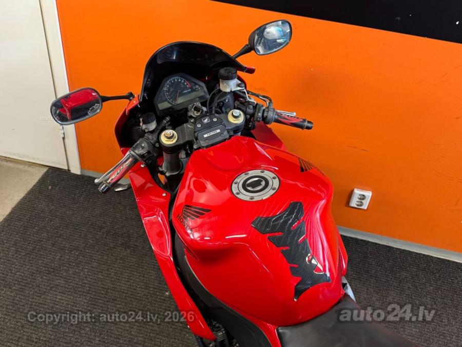 Красный Хонда CBR 1000RR 2004 в Тарту, объемом двигателя 1.00 л и пробегом 62 тыс. км за 4290 €, фото 4 на AUTOMOTO.COM.LV