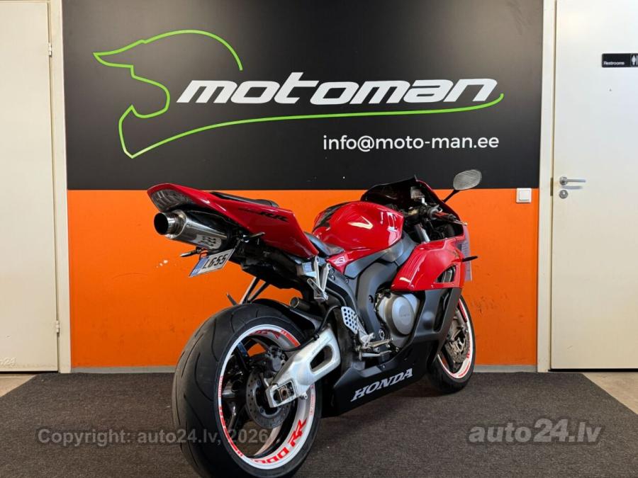 Sarkans Honda CBR 1000RR 2004 Tartu, ar dzinēja tilpumu 1.00 L un nobraukumu 62 tūkst. km par 4290 €, foto 3 vietnē AUTOMOTO.COM.LV