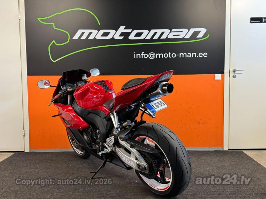 Sarkans Honda CBR 1000RR 2004 Tartu, ar dzinēja tilpumu 1.00 L un nobraukumu 62 tūkst. km par 4290 €, foto 7 vietnē AUTOMOTO.COM.LV