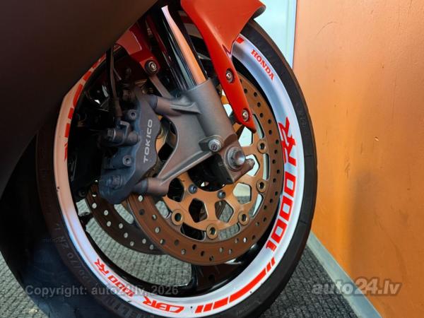 Красный Хонда CBR 1000RR 2004 в Тарту, объемом двигателя 1.00 л и пробегом 62 тыс. км за 4290 €, фото 11 на AUTOMOTO.COM.LV