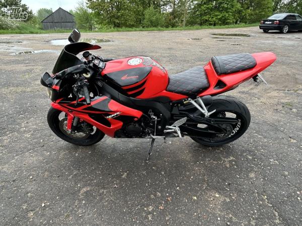 Red Honda CBR 1000RR 2006 in Utena, with an engine capacity of 1.00 L and mileage of 69 thousand km for 4350 €, photo 1 on AUTOMOTO.COM.LV
