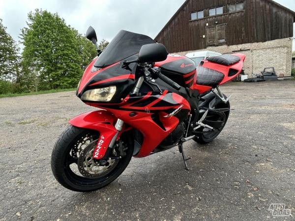 Red Honda CBR 1000RR 2006 in Utena, with an engine capacity of 1.00 L and mileage of 69 thousand km for 4350 €, photo 6 on AUTOMOTO.COM.LV