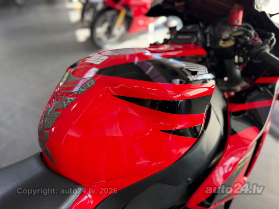Red Honda CBR 1000RR 2006 in Tallinn, with an engine capacity of 1.00 L and mileage of 41 thousand km for 5490 €, photo 6 on AUTOMOTO.COM.LV