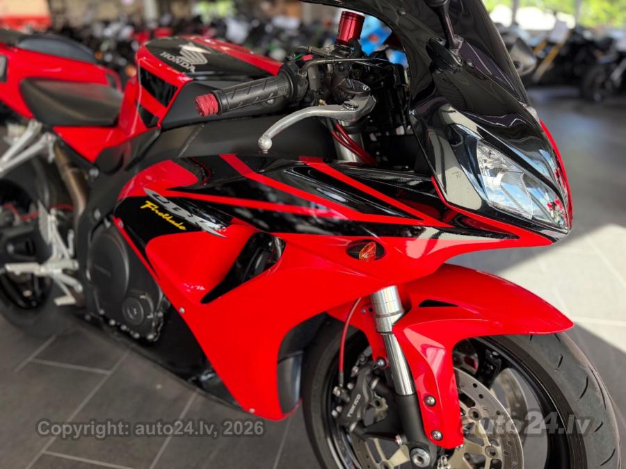 Red Honda CBR 1000RR 2006 in Tallinn, with an engine capacity of 1.00 L and mileage of 41 thousand km for 5490 €, photo 9 on AUTOMOTO.COM.LV