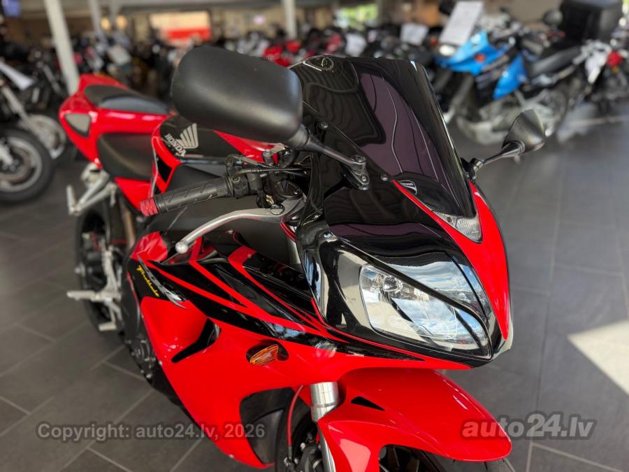 Red Honda CBR 1000RR 2006 in Tallinn, with an engine capacity of 1.00 L and mileage of 41 thousand km for 5490 €, photo 12 on AUTOMOTO.COM.LV