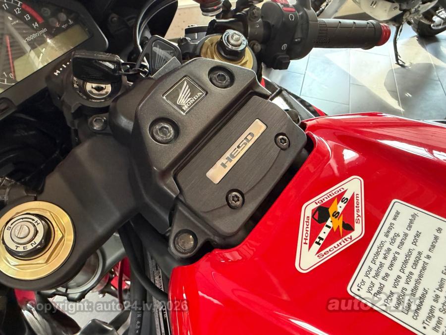 Red Honda CBR 1000RR 2006 in Tallinn, with an engine capacity of 1.00 L and mileage of 41 thousand km for 5490 €, photo 17 on AUTOMOTO.COM.LV