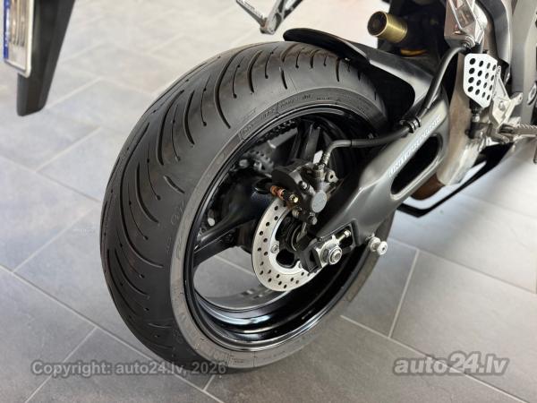 Sarkans Honda CBR 1000RR 2007 Tallina, ar dzinēja tilpumu 1.00 L un nobraukumu 24 tūkst. km par 4990 €, foto 7 vietnē AUTOMOTO.COM.LV