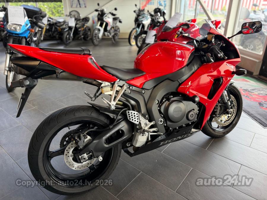 Sarkans Honda CBR 1000RR 2007 Tallina, ar dzinēja tilpumu 1.00 L un nobraukumu 24 tūkst. km par 4990 €, foto 4 vietnē AUTOMOTO.COM.LV