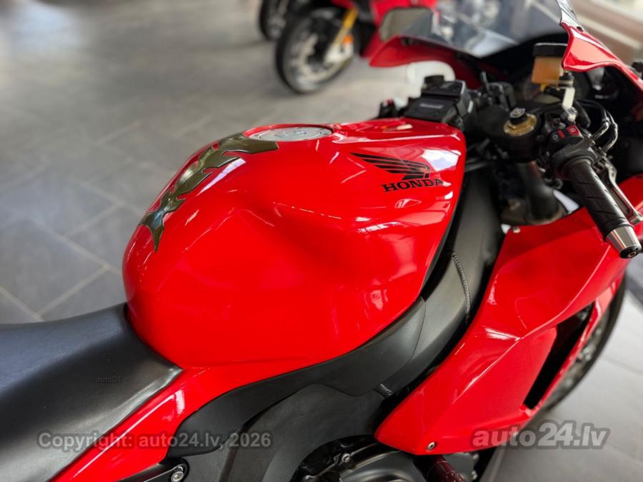Sarkans Honda CBR 1000RR 2007 Tallina, ar dzinēja tilpumu 1.00 L un nobraukumu 24 tūkst. km par 4990 €, foto 6 vietnē AUTOMOTO.COM.LV