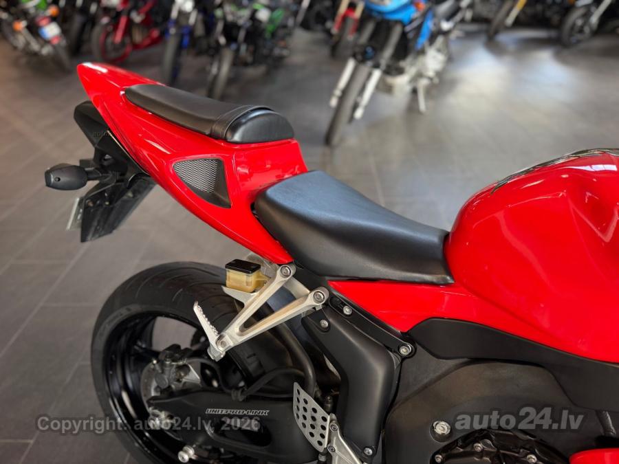 Sarkans Honda CBR 1000RR 2007 Tallina, ar dzinēja tilpumu 1.00 L un nobraukumu 24 tūkst. km par 4990 €, foto 7 vietnē AUTOMOTO.COM.LV