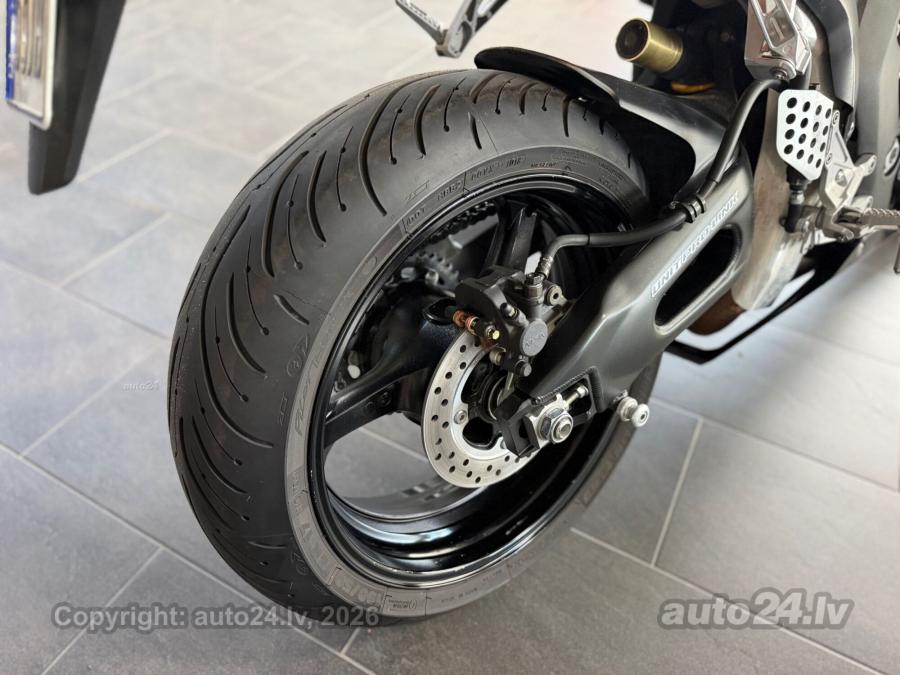 Sarkans Honda CBR 1000RR 2007 Tallina, ar dzinēja tilpumu 1.00 L un nobraukumu 24 tūkst. km par 4990 €, foto 8 vietnē AUTOMOTO.COM.LV