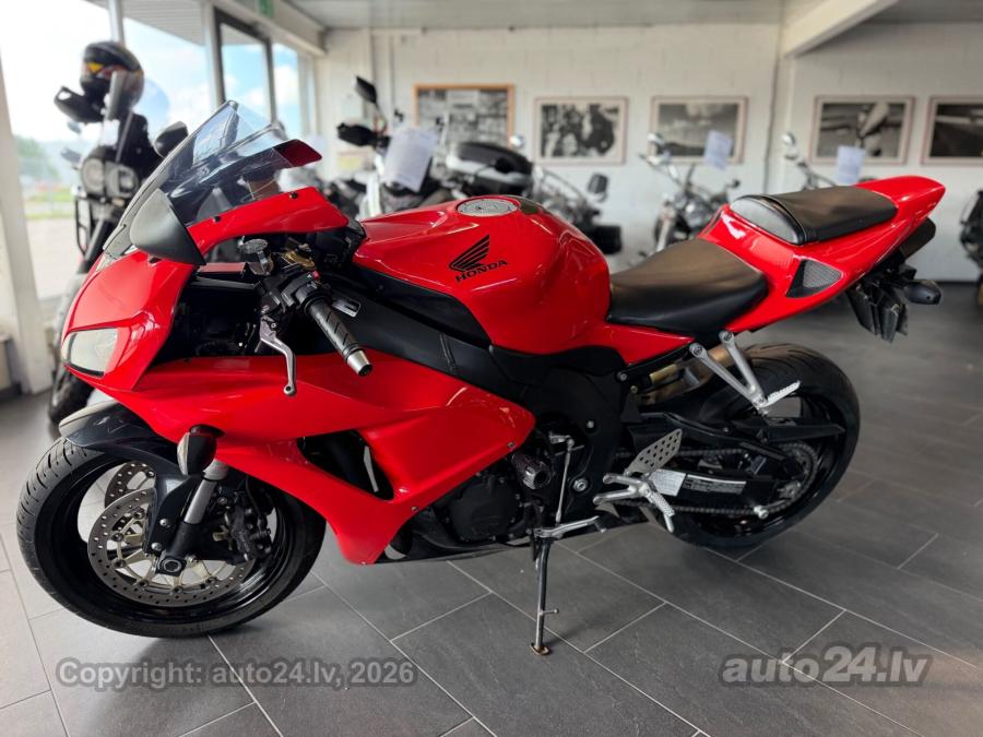 Sarkans Honda CBR 1000RR 2007 Tallina, ar dzinēja tilpumu 1.00 L un nobraukumu 24 tūkst. km par 4990 €, foto 12 vietnē AUTOMOTO.COM.LV