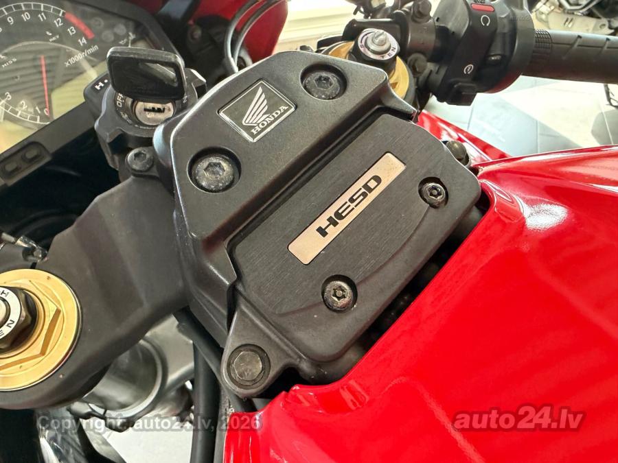 Sarkans Honda CBR 1000RR 2007 Tallina, ar dzinēja tilpumu 1.00 L un nobraukumu 24 tūkst. km par 4990 €, foto 17 vietnē AUTOMOTO.COM.LV