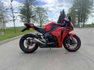 Sarkans Honda CBR 1000RR 2008 Šauļi, ar dzinēja tilpumu 1.00 L un nobraukumu 54 tūkst. km par 4899 €, foto 4 vietnē AUTOMOTO.COM.LV