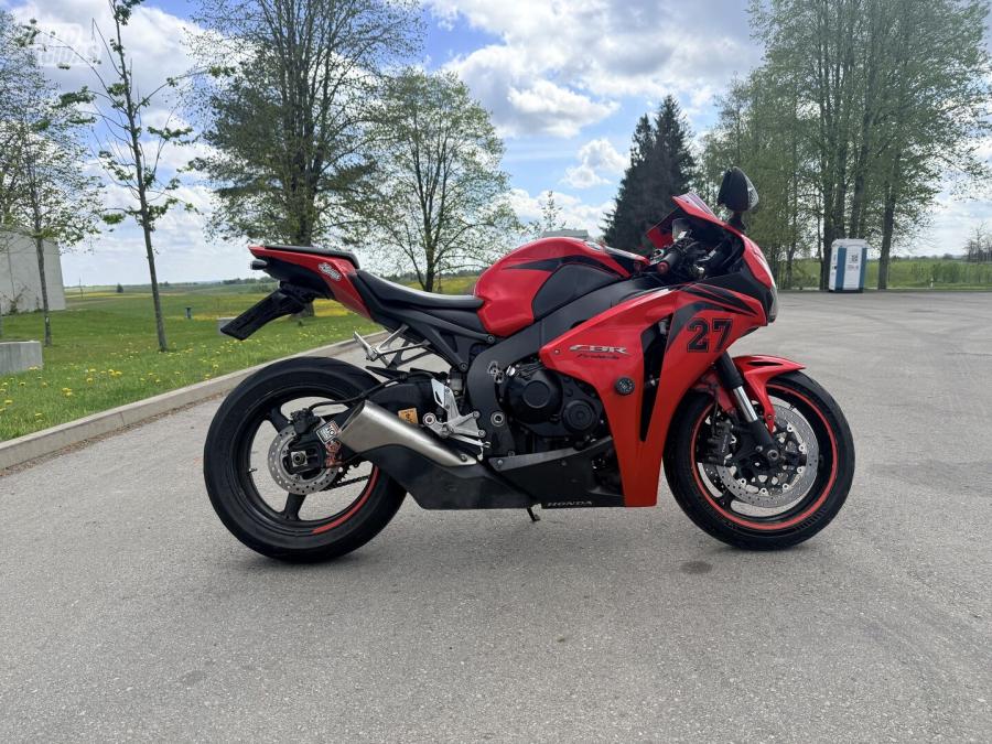 Sarkans Honda CBR 1000RR 2008 Šauļi, ar dzinēja tilpumu 1.00 L un nobraukumu 54 tūkst. km par 4899 €, foto 4 vietnē AUTOMOTO.COM.LV