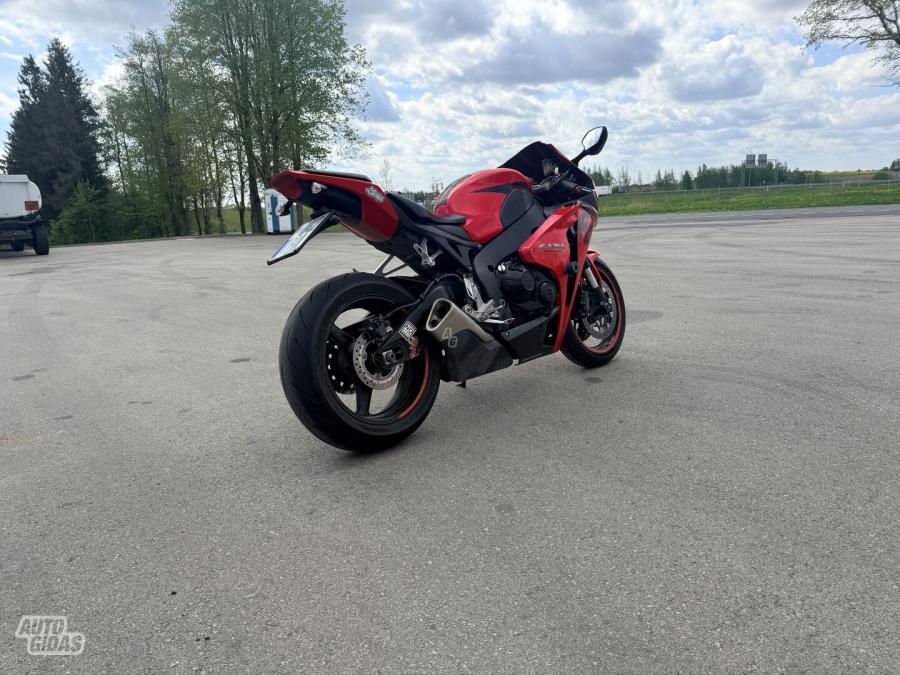 Sarkans Honda CBR 1000RR 2008 Šauļi, ar dzinēja tilpumu 1.00 L un nobraukumu 54 tūkst. km par 4899 €, foto 5 vietnē AUTOMOTO.COM.LV