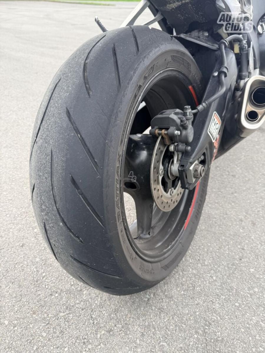Sarkans Honda CBR 1000RR 2008 Šauļi, ar dzinēja tilpumu 1.00 L un nobraukumu 54 tūkst. km par 4899 €, foto 8 vietnē AUTOMOTO.COM.LV