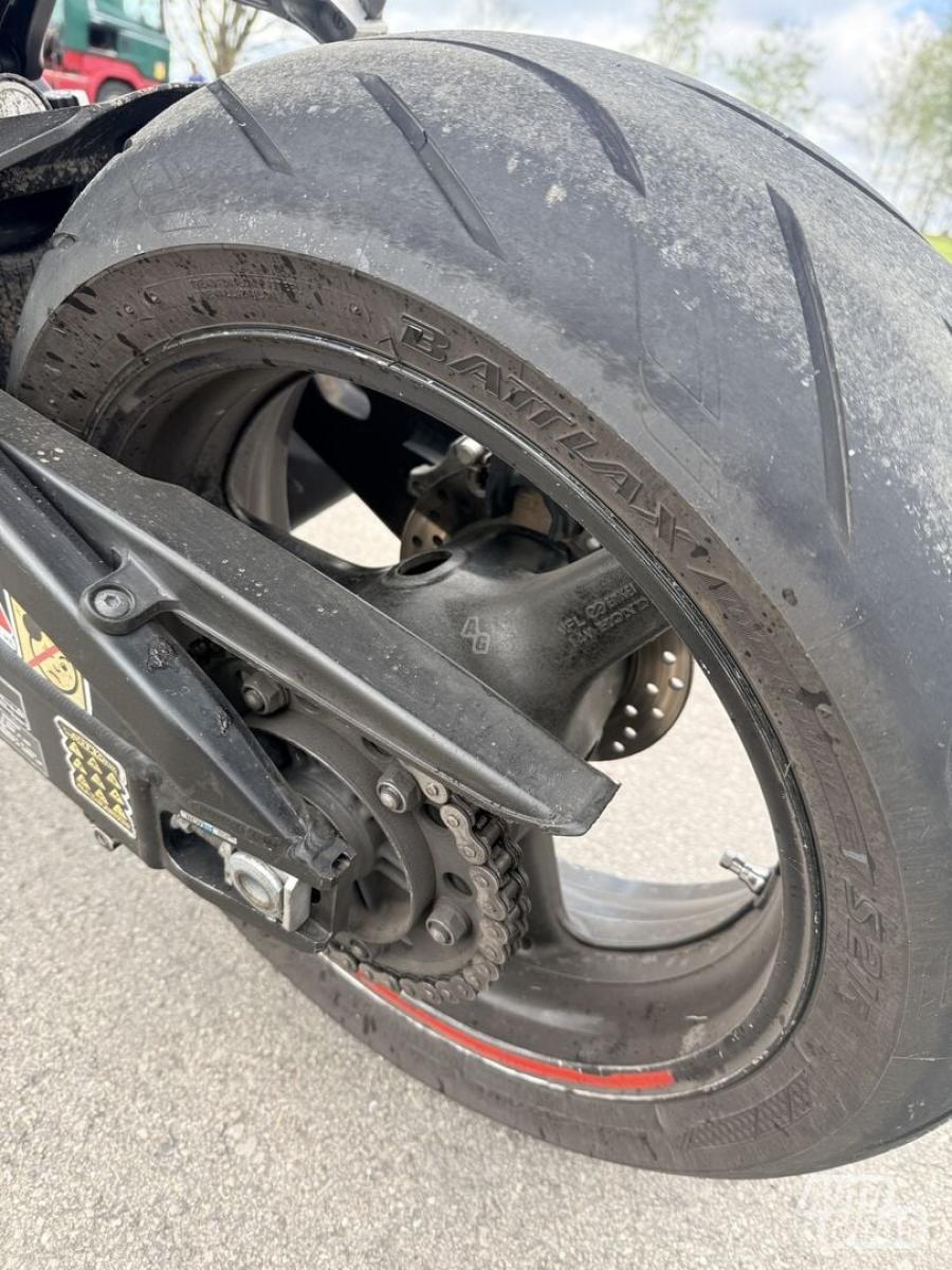 Sarkans Honda CBR 1000RR 2008 Šauļi, ar dzinēja tilpumu 1.00 L un nobraukumu 54 tūkst. km par 4899 €, foto 9 vietnē AUTOMOTO.COM.LV