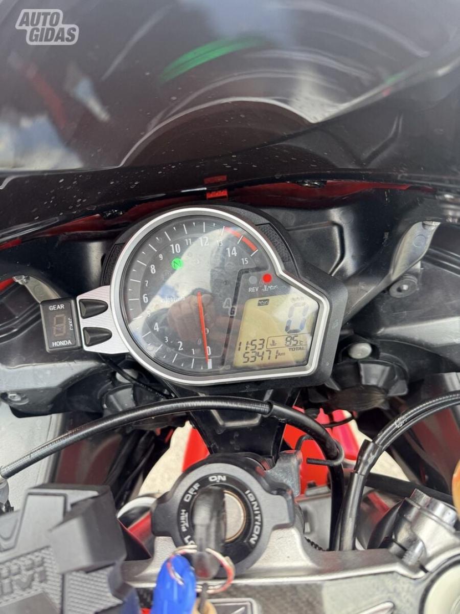 Sarkans Honda CBR 1000RR 2008 Šauļi, ar dzinēja tilpumu 1.00 L un nobraukumu 54 tūkst. km par 4899 €, foto 11 vietnē AUTOMOTO.COM.LV
