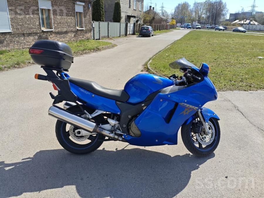Honda CBR 1100XX 1999 in Riga, with an engine capacity of 1.10 L and mileage of 0 thousand km for 1999 €, photo 4 on AUTOMOTO.COM.LV