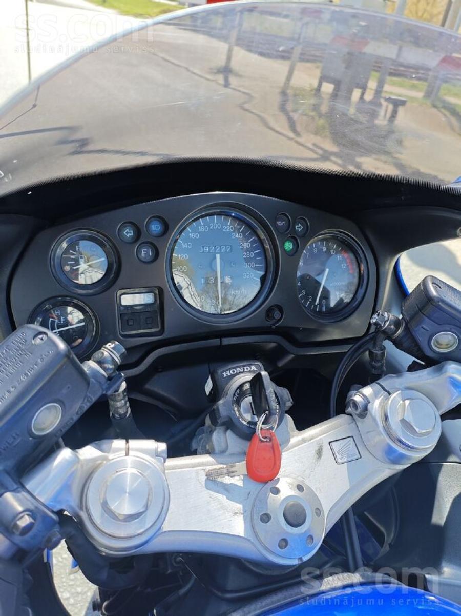 Honda CBR 1100XX 1999 in Riga, with an engine capacity of 1.10 L and mileage of 0 thousand km for 1999 €, photo 5 on AUTOMOTO.COM.LV