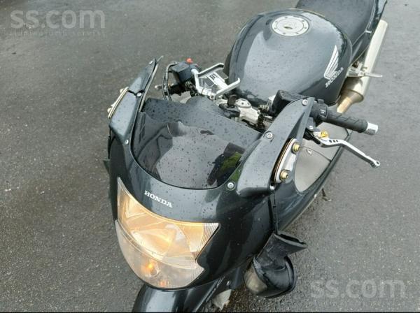 Honda CBR 1100XX 2005 in Riga, with an engine capacity of 1.10 L and mileage of 0 thousand km for 1550 €, photo 8 on AUTOMOTO.COM.LV