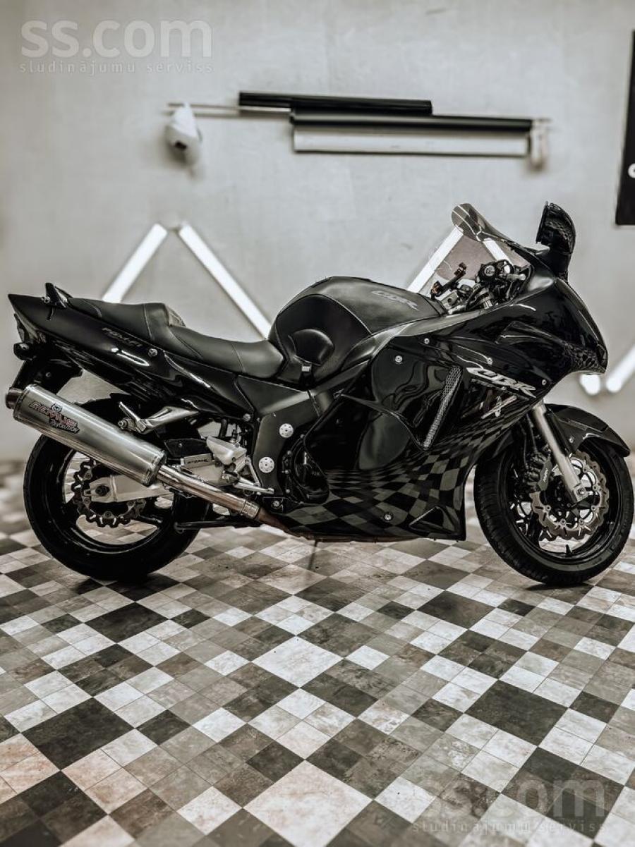 Honda CBR 1100XX 2007 in Talsi, with an engine capacity of 1.10 L and mileage of 0 thousand km for 3750 €, photo 3 on AUTOMOTO.COM.LV