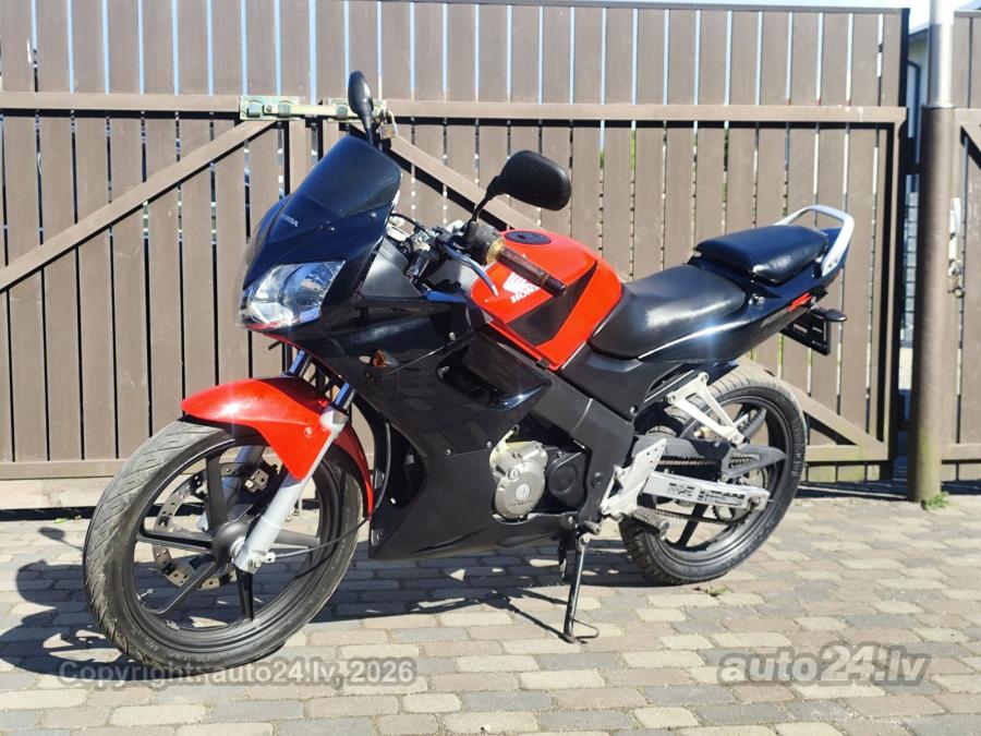 Black Honda CBR 125 2004 in Tallinn, with an engine capacity of 0.13 L and mileage of 27 thousand km for 999 €, photo 4 on AUTOMOTO.COM.LV