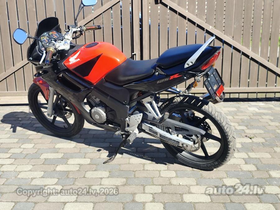 Black Honda CBR 125 2004 in Tallinn, with an engine capacity of 0.13 L and mileage of 27 thousand km for 999 €, photo 5 on AUTOMOTO.COM.LV