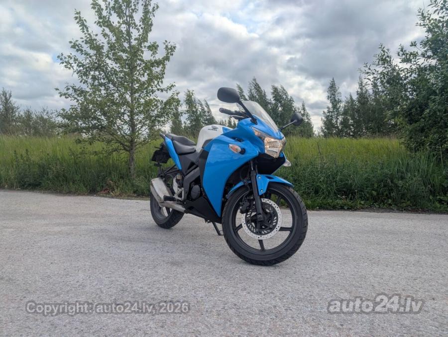 Black Honda CBR 125 2011 in Tallinn, with an engine capacity of 0.13 L and mileage of 29 thousand km for 2290 €, photo 1 on AUTOMOTO.COM.LV