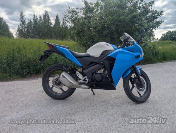 Black Honda CBR 125 2011 in Tallinn, with an engine capacity of 0.13 L and mileage of 29 thousand km for 2290 €, photo 2 on AUTOMOTO.COM.LV