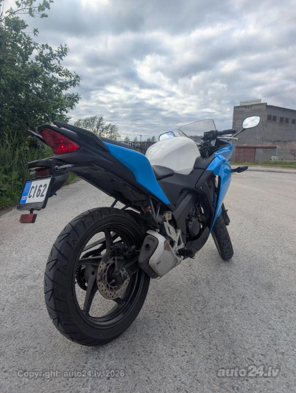 Black Honda CBR 125 2011 in Tallinn, with an engine capacity of 0.13 L and mileage of 29 thousand km for 2290 €, photo 3 on AUTOMOTO.COM.LV