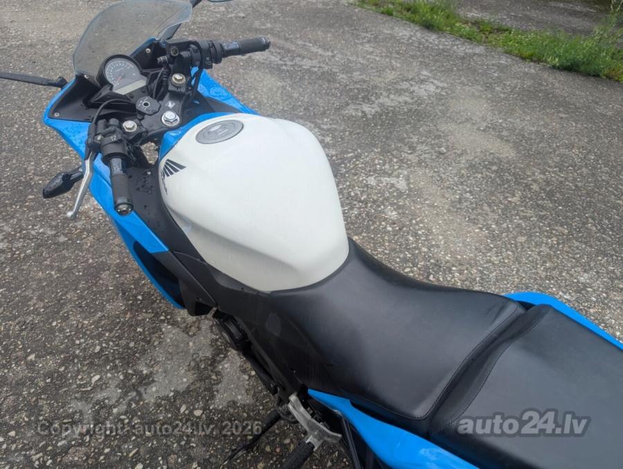 Black Honda CBR 125 2011 in Tallinn, with an engine capacity of 0.13 L and mileage of 29 thousand km for 2290 €, photo 6 on AUTOMOTO.COM.LV