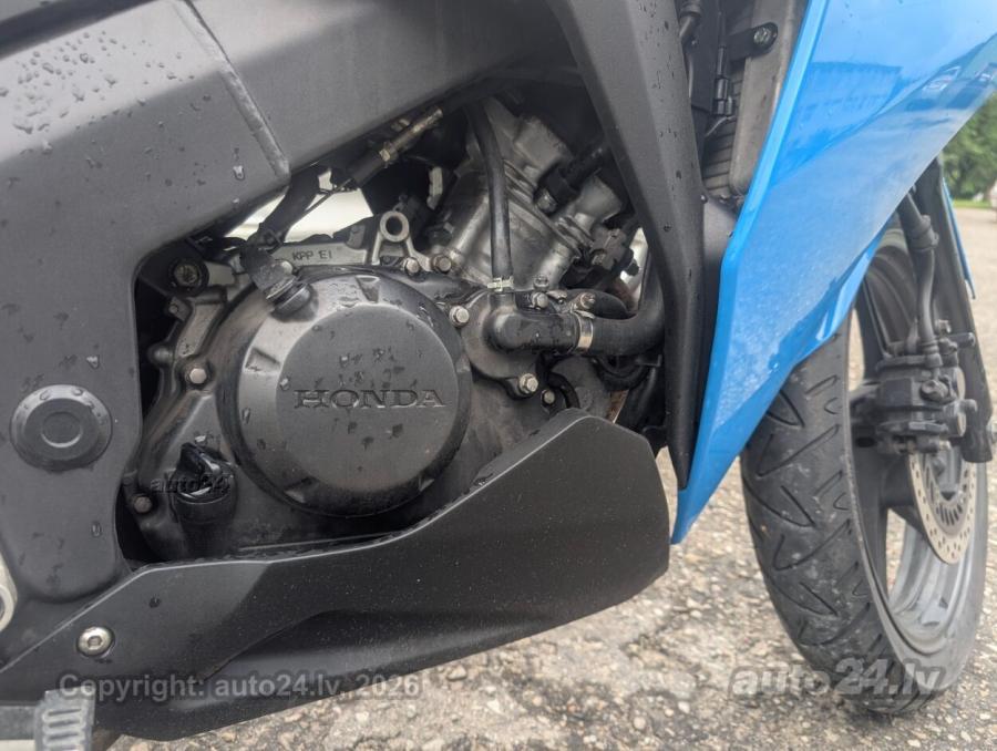Black Honda CBR 125 2011 in Tallinn, with an engine capacity of 0.13 L and mileage of 29 thousand km for 2290 €, photo 8 on AUTOMOTO.COM.LV