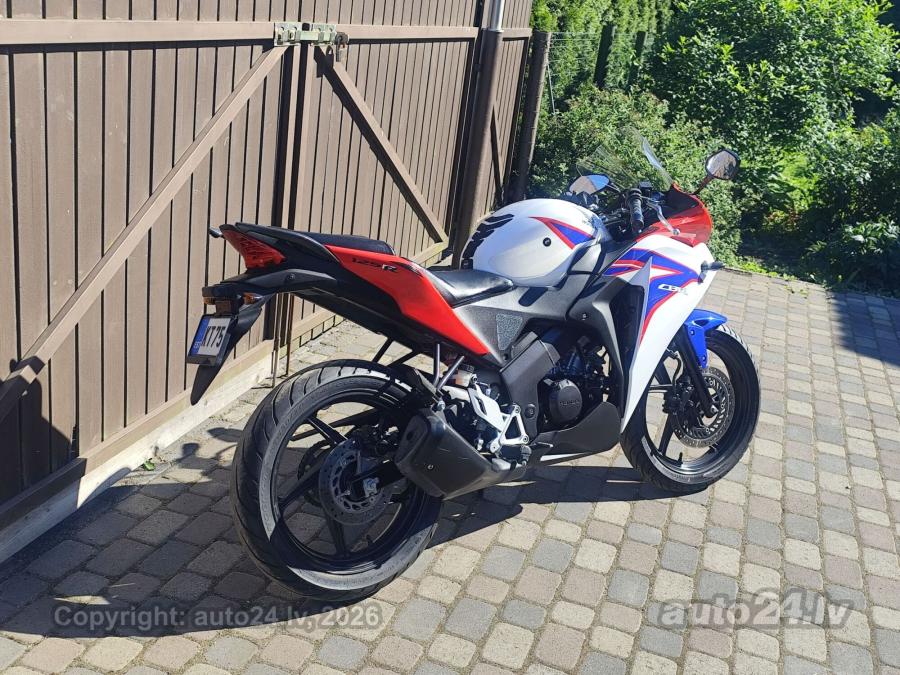 Черный Хонда CBR 125 2014 в Таллин, объемом двигателя 0.13 л и пробегом 29 тыс. км за 1999 €, фото 4 на AUTOMOTO.COM.LV