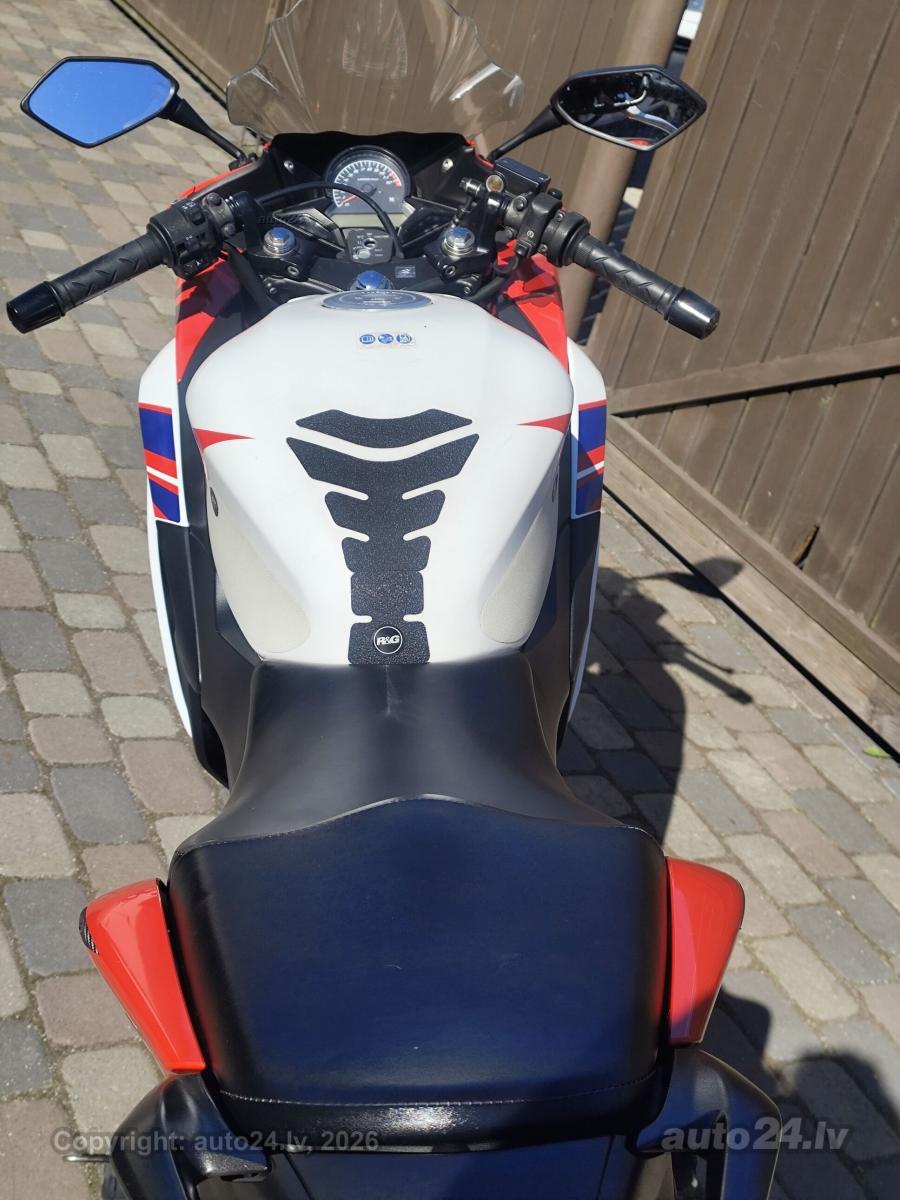 Черный Хонда CBR 125 2014 в Таллин, объемом двигателя 0.13 л и пробегом 29 тыс. км за 1999 €, фото 6 на AUTOMOTO.COM.LV